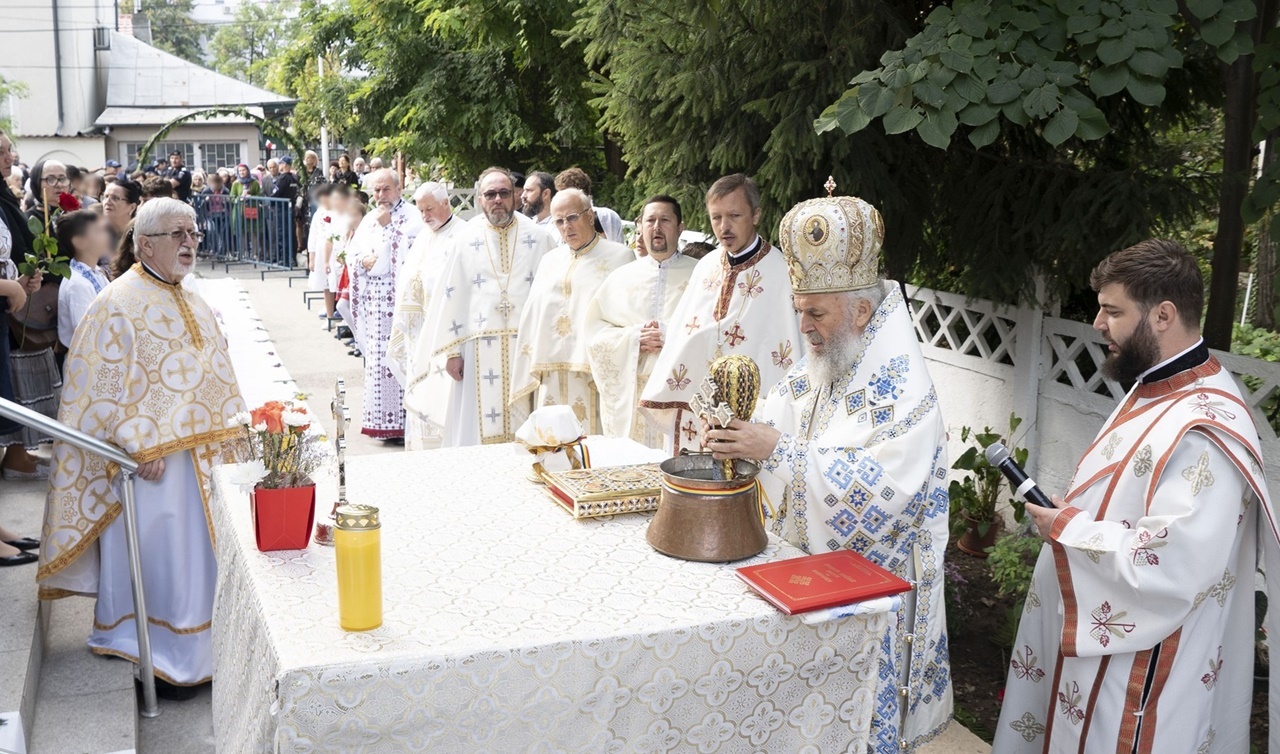 Zi de mare sărbătoare duhovnicească | Sfinţirea bisericii “Sfânta Cruce ...